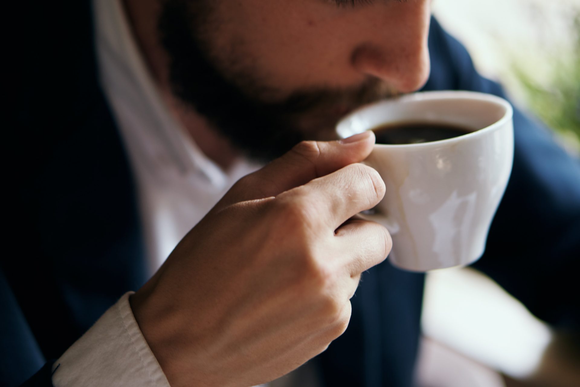 Sinais silenciosos podem revelar vício em café; entenda como isso afeta ...