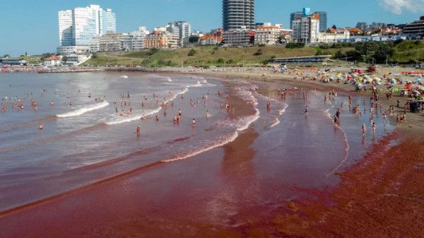 Mar com cor de sangue surpreende em praias da Argentina – TV Florida ...